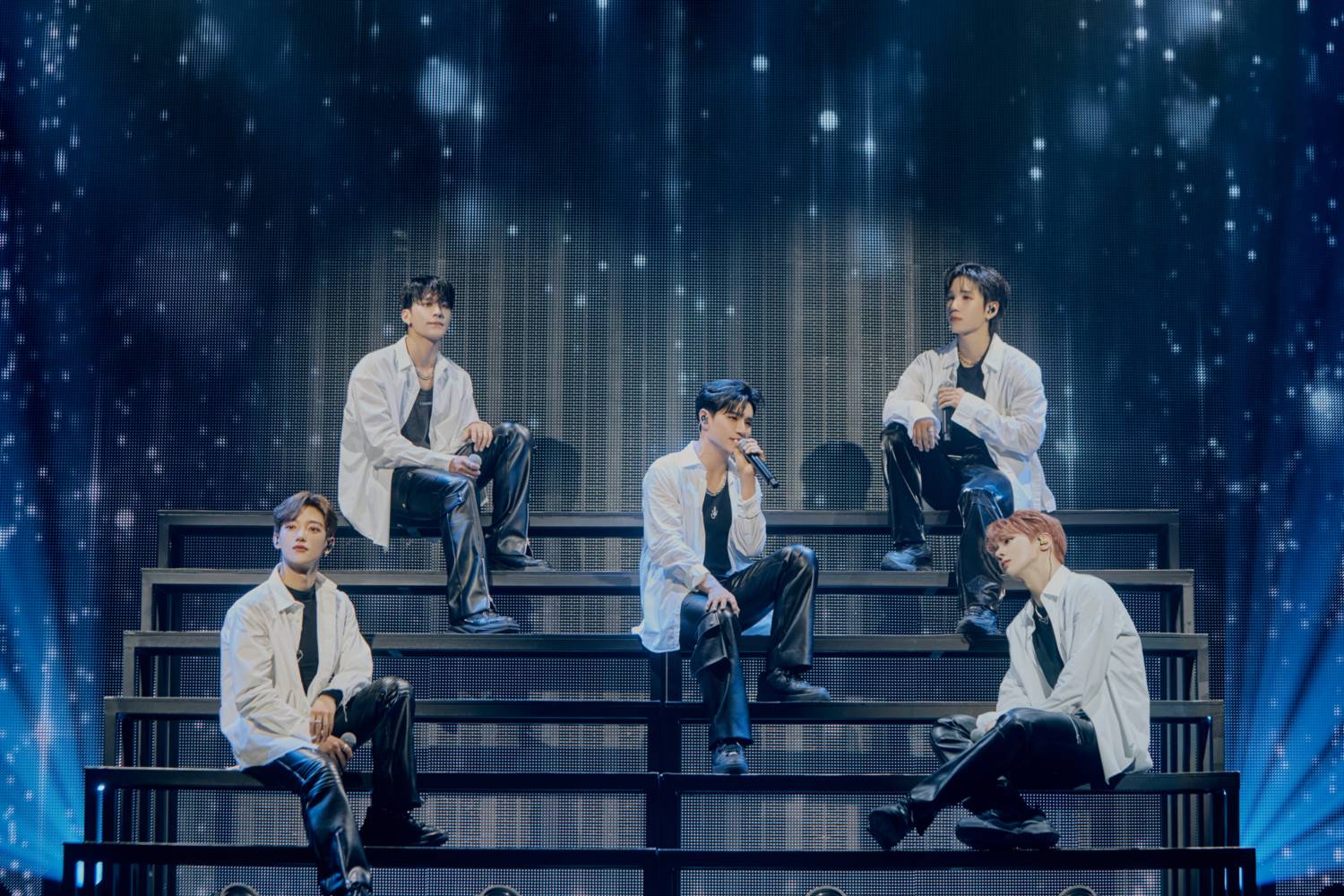 VANNER held its first solo concert "THE FLAG: A TO V," performing at the YES24 Live Hall on ...